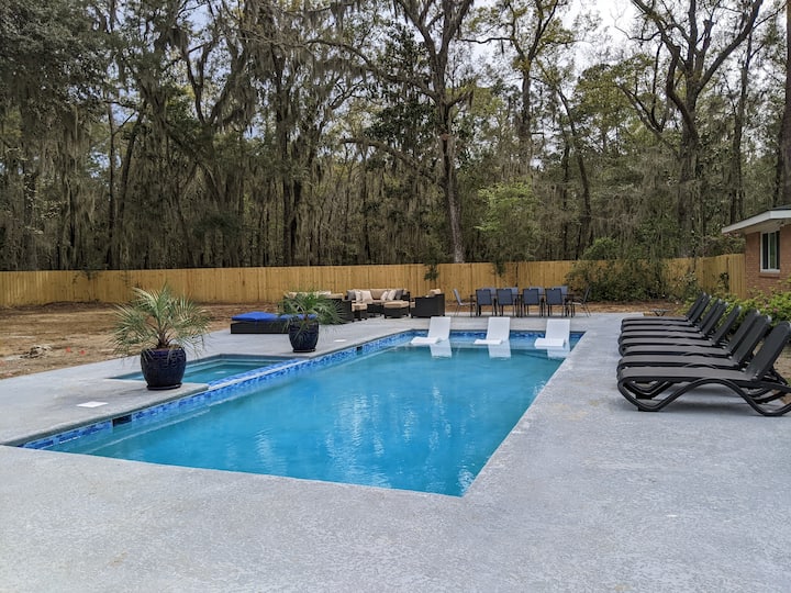 Spacious Retreat W Heated Pool & Spa Near Downtown - Savannah, GA