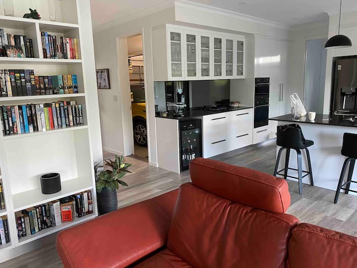 Cairns Jo Jo’s Private Room King Bed & Ensuite - Cairns
