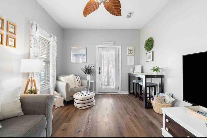 Perfect Pensacola Beach And Downtown Location! - Pensacola, FL