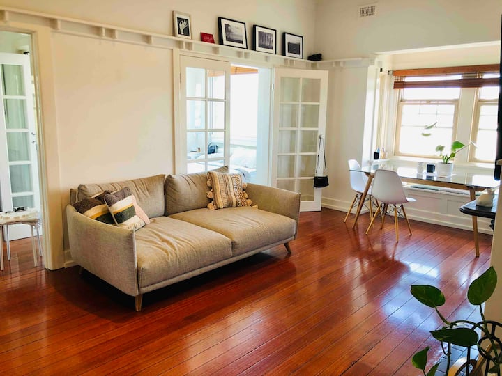 Lovely Sun-filled 1 Bedroom Art Deco Apartment - St Kilda