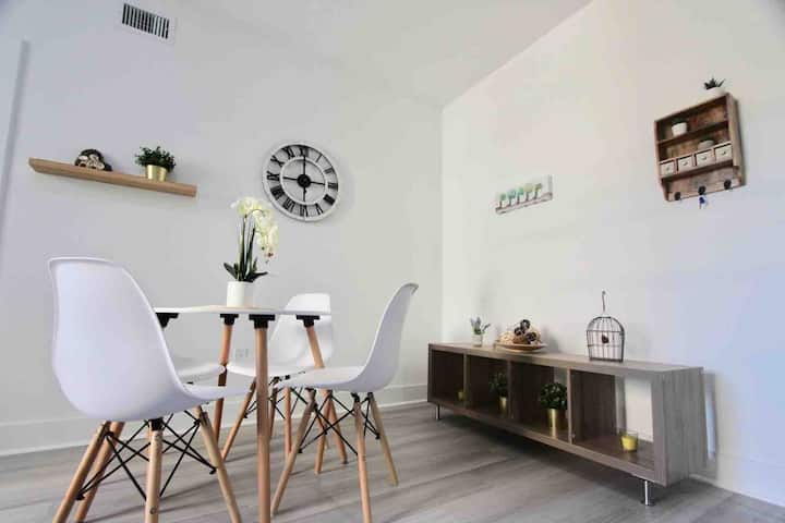 Modern And Chic Apartment Step From The Beach - Miami Beach, FL