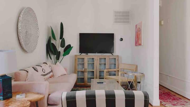 A Charming Charleston Apt Off King St - Charleston, SC