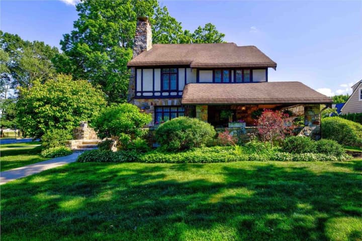 Walk To Track And Downtown From Historic 7 Bedroom - Saratoga Springs, NY