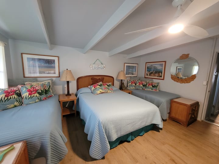Vintage Hawaiian Getaway Cottage - Kailua, HI