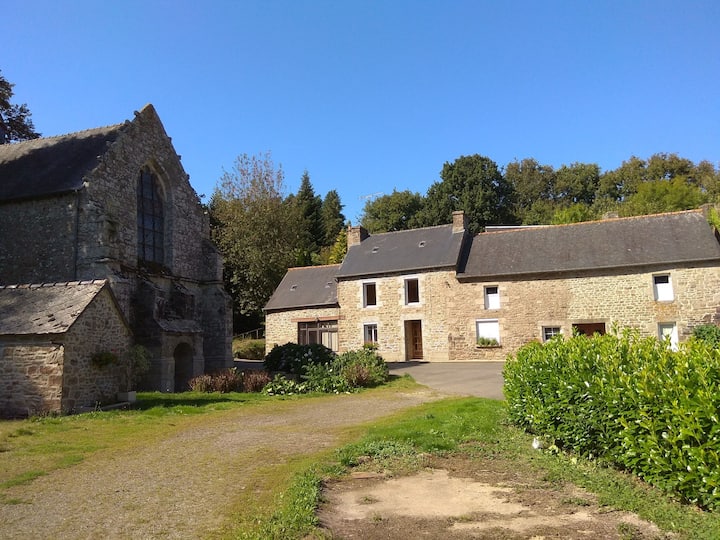 Emplacements Pour Camping-cars Près De La Chapelle - Plouguenast
