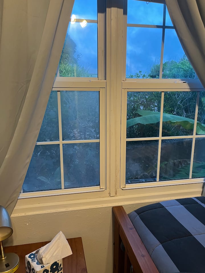 Entire Upstairs Two Bedrooms And Private Bathroom - Bermuda