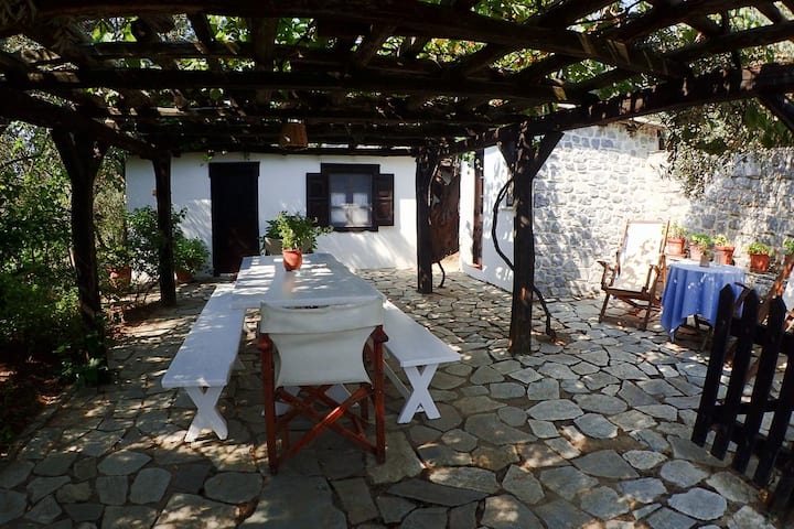 Stone House In Traditional Olive Grove - 스키아토스