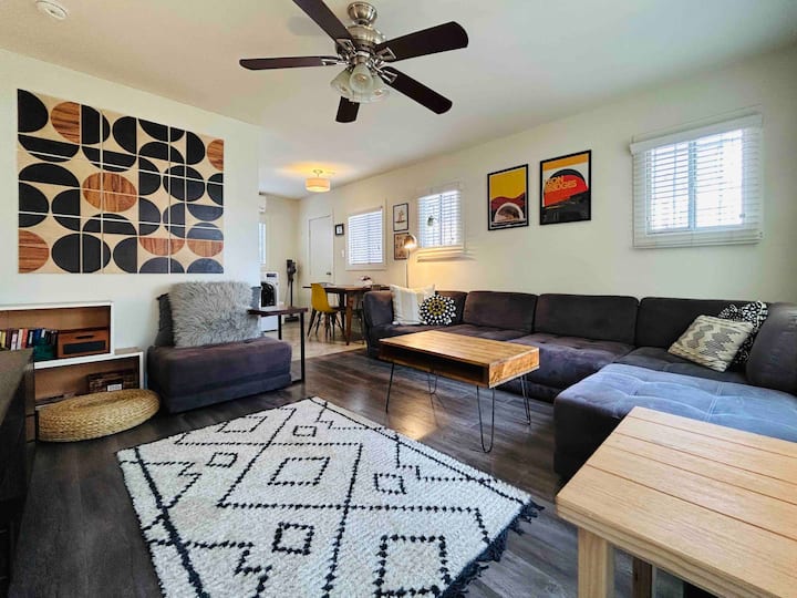 2 Bedroom House | Easy, Free Parking - Los Angeles, CA