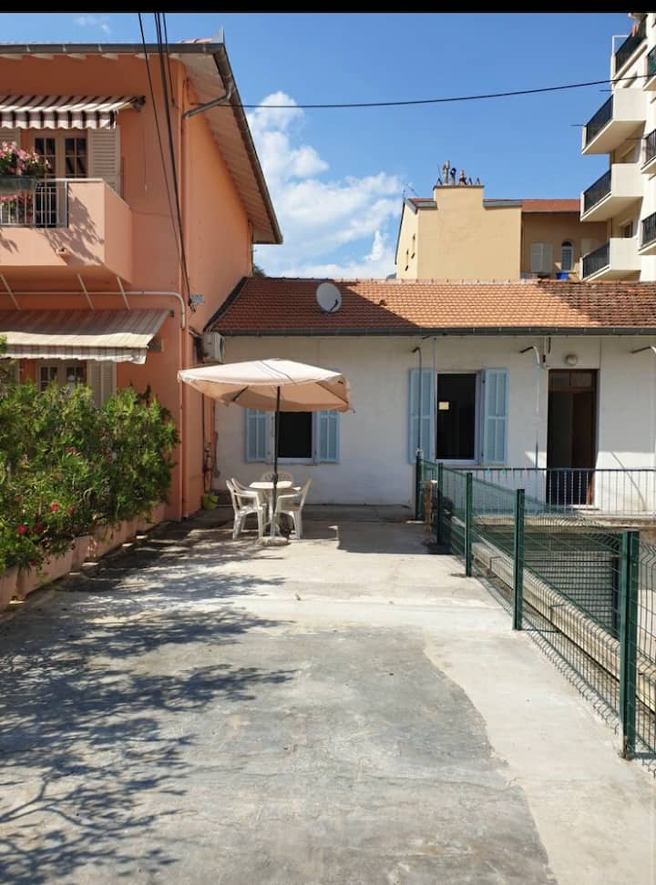 Calme Et Tranquillité Et Un Soupir - Menton