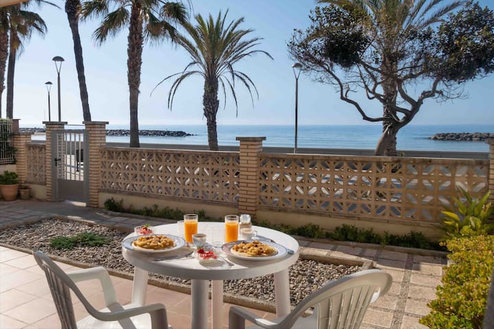 Seafront Ground Floor Condo With Patio, A/c, Wi-fi - Vilanova i la Geltrú
