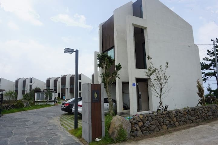 깨끗하고 조용한 독채펜션 오션팜스힐 :) #팜스빌리지 #오션뷰 #독채 #곽지해수욕장 #애월 - Jeju-si