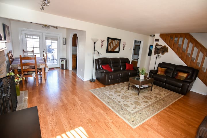 3bd, 2ba Townhouse Style, Central Neighborhood - Anchorage