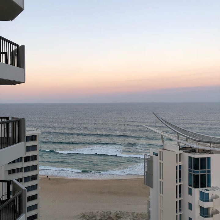 Bustling Beach Side Apartment - サーファーズ・パラダイス