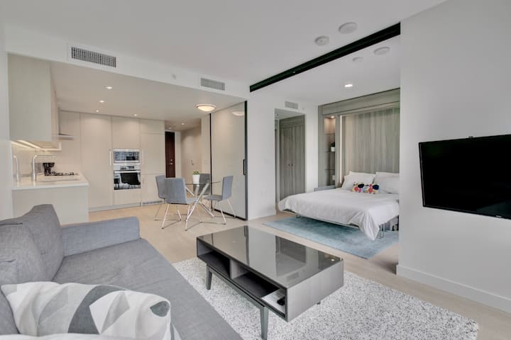 Modern 1 Bed, With Exceptional Views - Vancouver