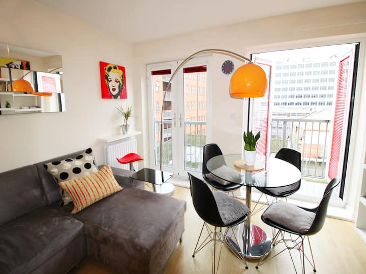 Great Location Near Financial Area. Sleep Up To 5 - London