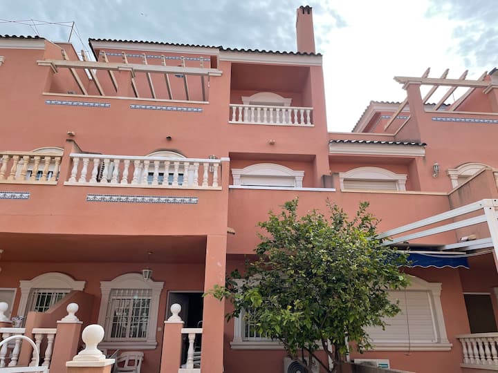 Casa Adosada Con Jardín Y Terrazas - Santa Pola