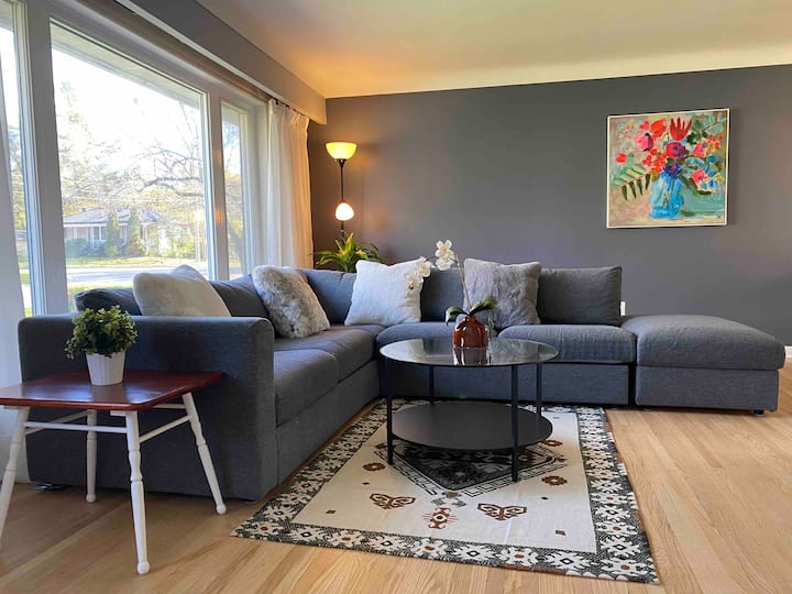 Private Bungalow With Yard & Parking Near Downtown - Kingston