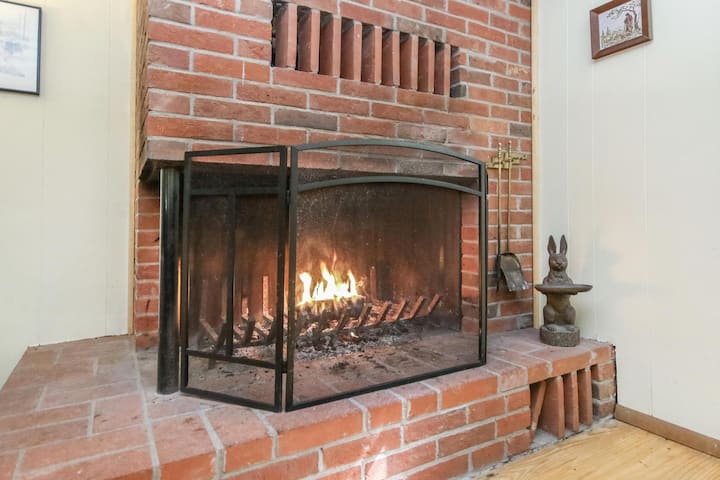 Stoney Brook Cottage - Hot Tub - Gas Fireplace - Transylvania County, NC