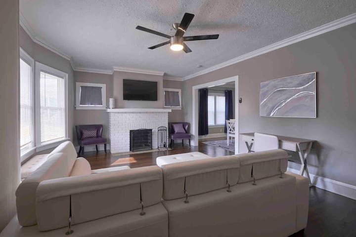 Heart Of Lakewood Downstairs- 2 Bedrooms & Sleeper - Cleveland, OH