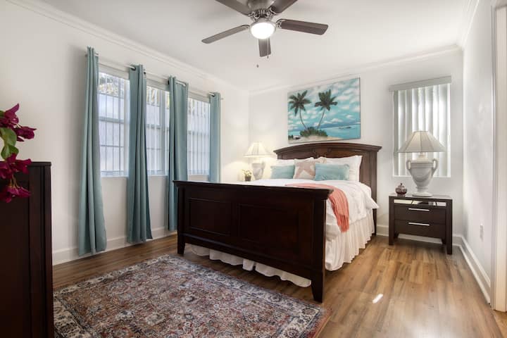 Explore The City From The Cozy Home In The Grove - Westchester, FL