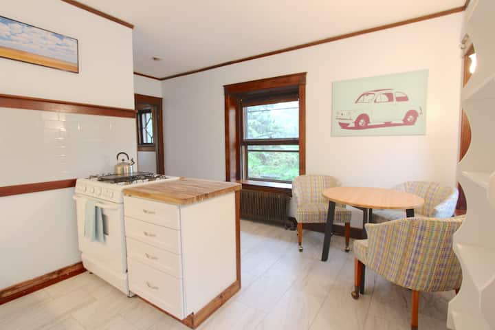 Cute Bright Apartment In Amazing Location - Kansas City, MO