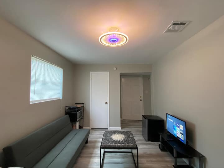 Easy In And Out Modern Studio - Meyerland - Houston