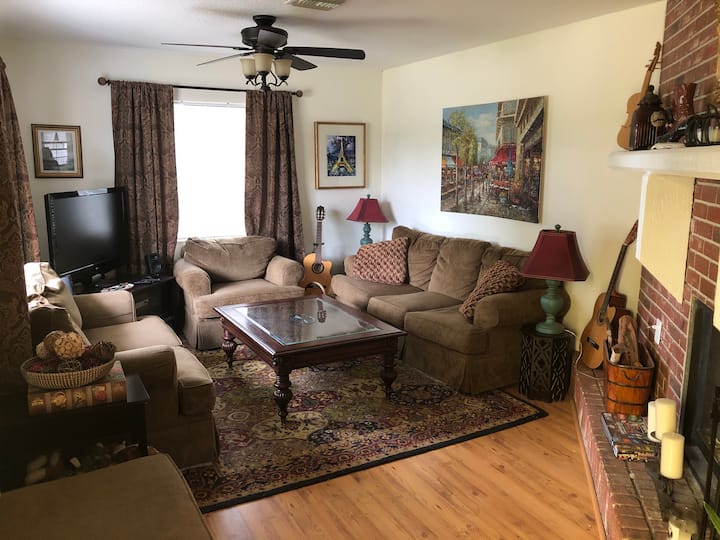 Cute & Cozy 3/2 House, Big Yard, 6 Mi To #1 Beach! - Dunedin, FL