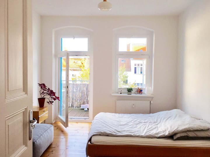 Artist Styled With Balcony In Prenzlauer Berg - Berlin