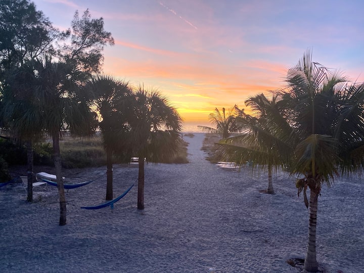 Molloy Gulf-view King Suites - Treasure Island, FL