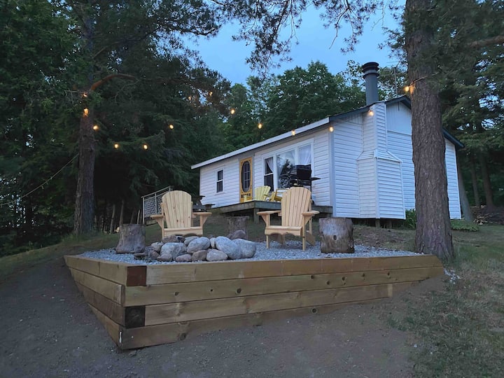 Idyllic 2br Lakeside Cottage W Beach, Deck & Dock - Kawartha Lakes