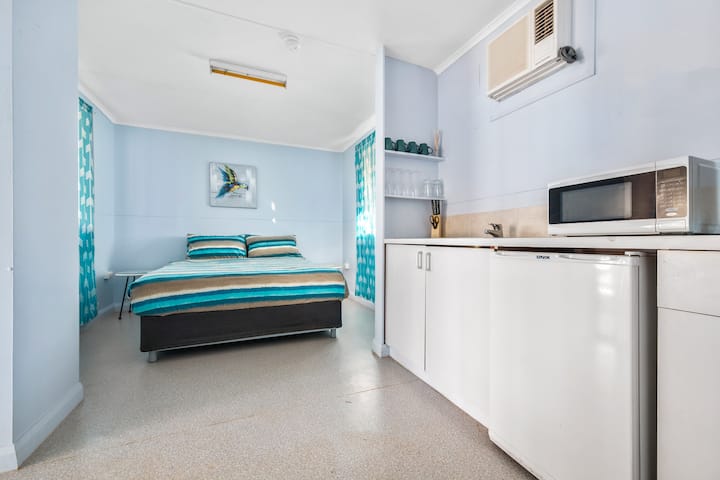 Bungalow In A Caravan Park With A Bush Setting - Livingstone