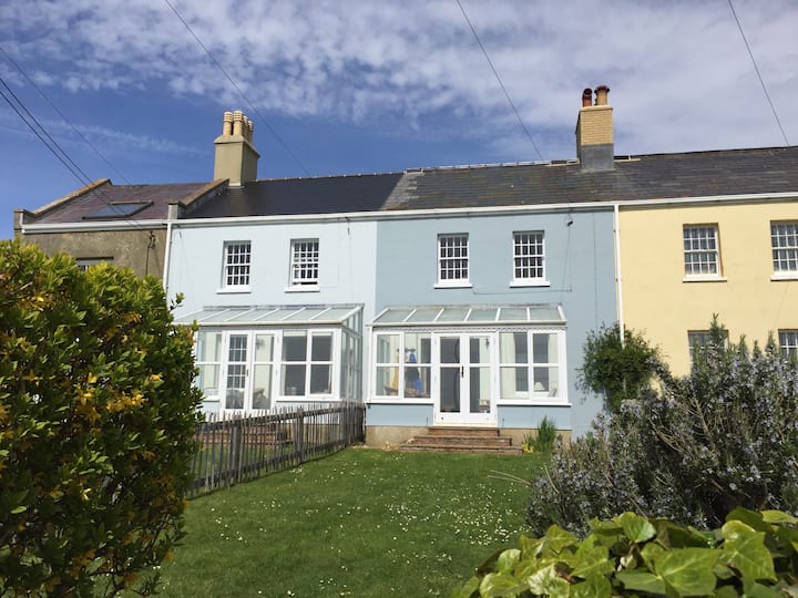 Wonderful Coastguard Cottage, Sea Views & Beach - Isle of Wight