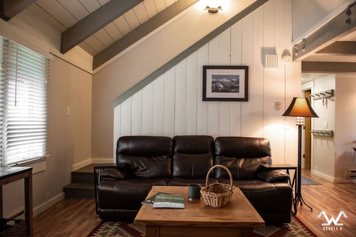 Small, Quaint, And Comfy! Hot Tub And Pool Onsite! - Big Sky, MT