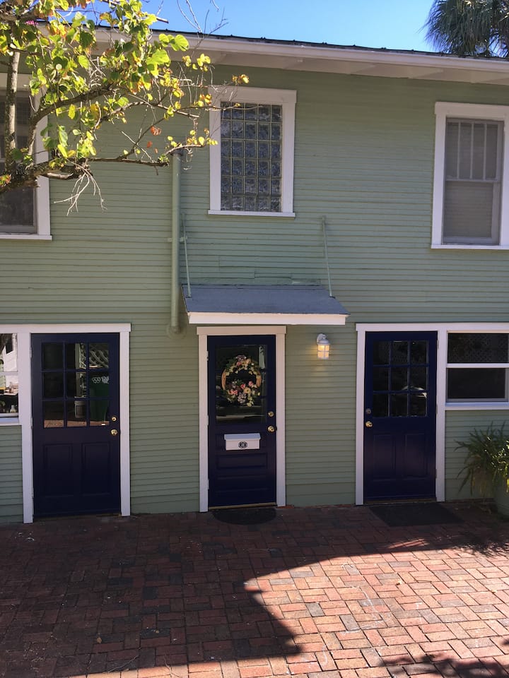 Historic Old Hyde Park Carriage House - Tampa, FL