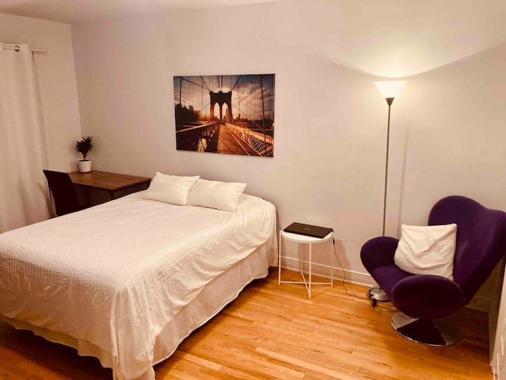 Grande Chambre Ensoleillée/spa /Metro Ligne Bleu - Montreal