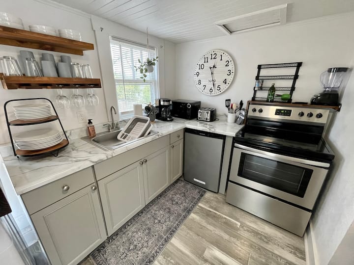 1-bedroom Cottage, Single-family - Pensacola, FL