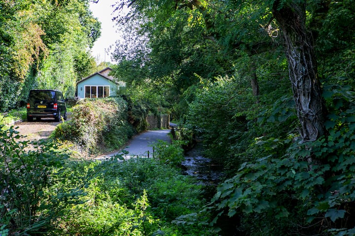 Mill Race - Riverside Location With Parking - Lyme Regis