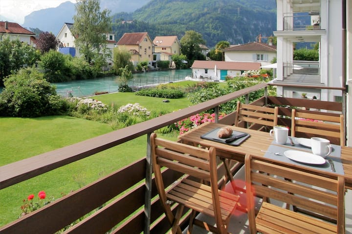 E1 Mountain Love, Interlaken-west At The River - Interlaken