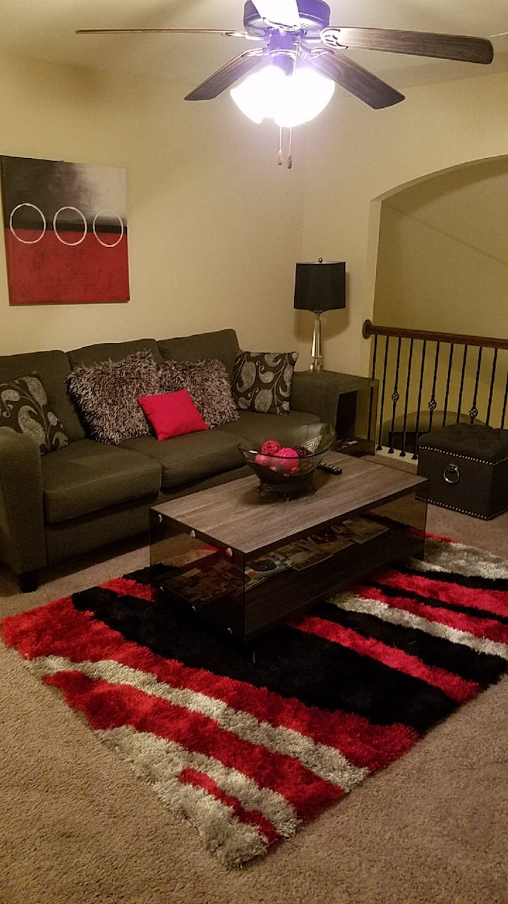 Comfy, Contemporary Stylish W/ Character & Grace - Tuscaloosa, AL