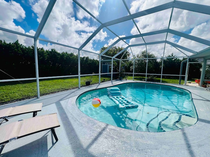 Heated Salt Water Pool With Relaxing Lanai - Cypress Lake, FL