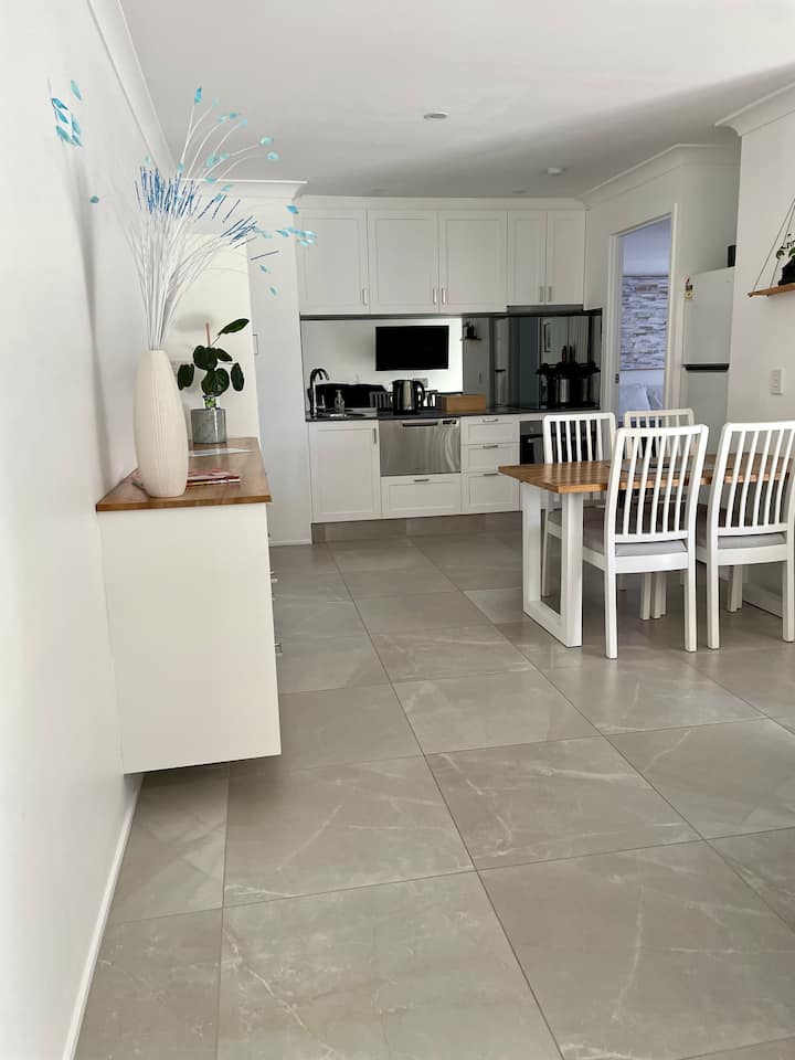 Elanora Private Suite 
 King Bed | Outdoor Area - Coolangatta