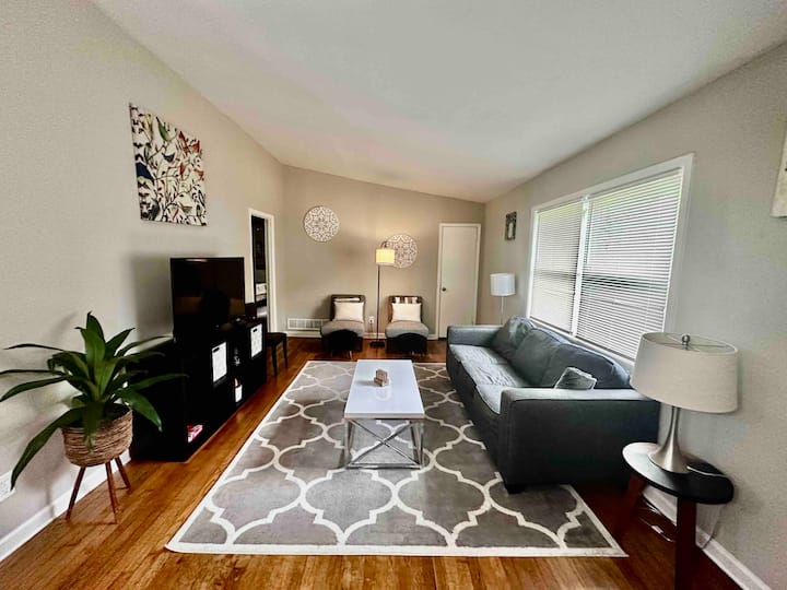 Smyrna Bungalow Near Truist Atl Dobbins - Smyrna, GA
