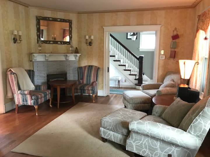 Private Bay Bedroom Next To Niu - Historic Home - - DeKalb, IL