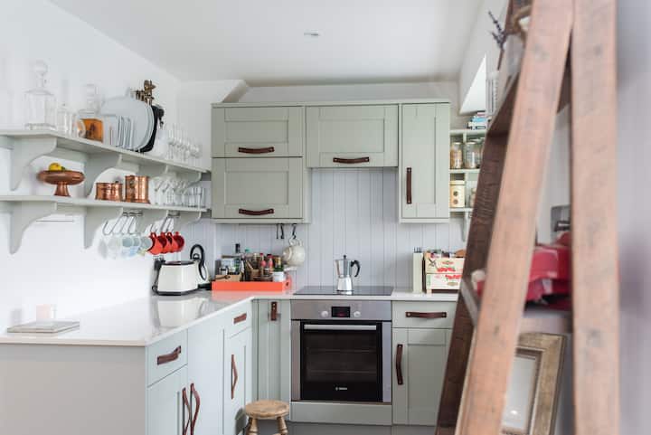 Comfortable 1br Stay | Perfect For 3 Guests - London, UK