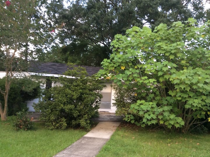Mobile Mid-town Comfortable Complete Cottage - Mobile, AL