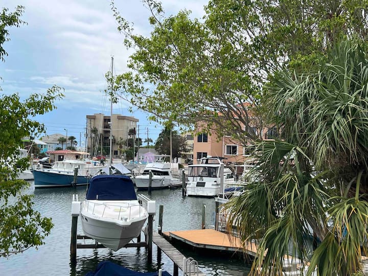 Water Front Boho 3bd/2ba House & 600 Feet To Beach - Madeira Beach, FL