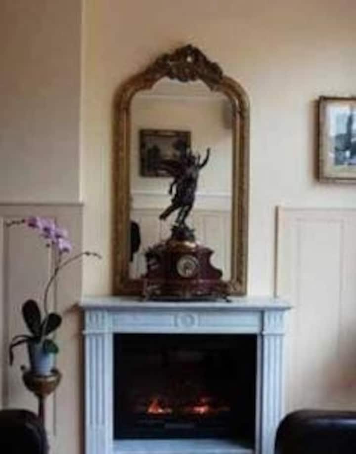 Schönes Einzelzimmer In Ehemaligem Hotel - Leverkusen