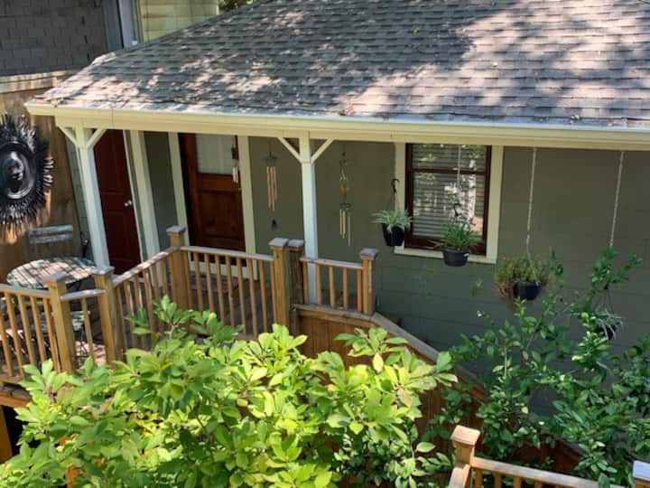 Cozy Montrose Garage Apartment - Houston, TX