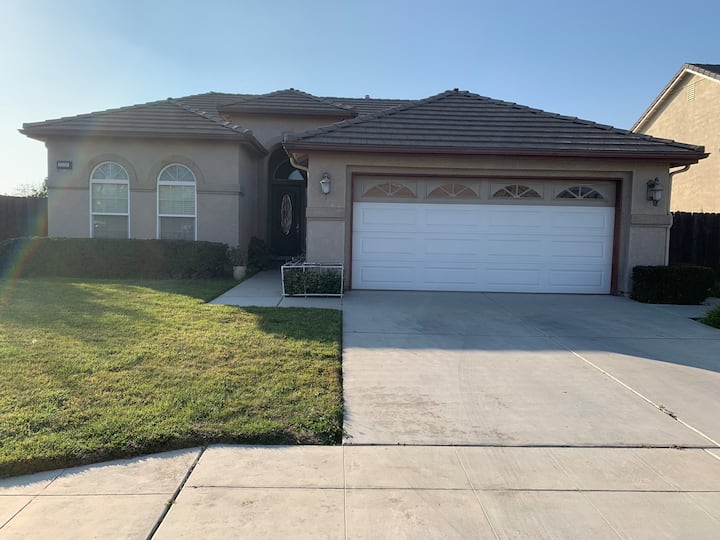 Lovely 1-story Fresno Home 3 B/2ba Near Airport - Fresno, CA