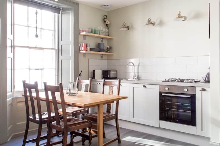 The Zebra Club | Steps From Princess Gardens - Craigmillar Castle